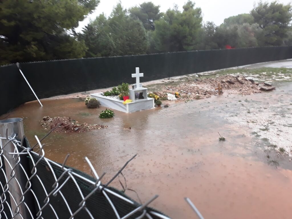 Αδιανόητα πράγματα στο Νεκροταφείο Νέας Μάκρης... - Marathon Press