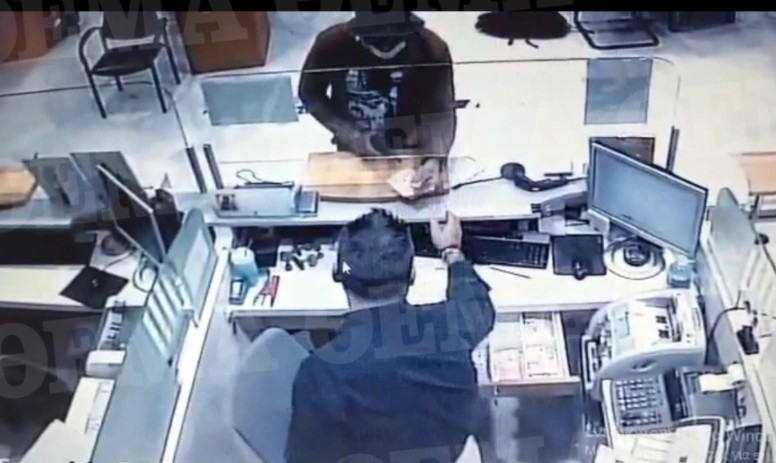 Καρέ καρέ η ληστεία τράπεζας στο κέντρο της Αθήνας – Φωτογραφίες με ...