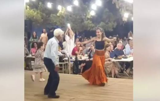 Ο παππούς από τη Σχοινούσα που έγινε viral για τον ξέφρενο χορό με την ...