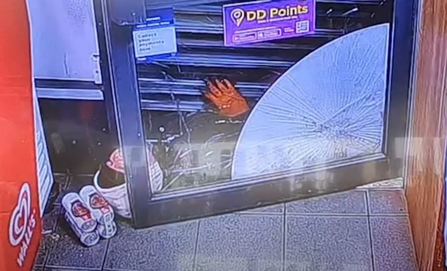 Η χειρότερη ληστεία της χρονιάς – Εγκλωβίστηκε κάτω από το ρολό του ...