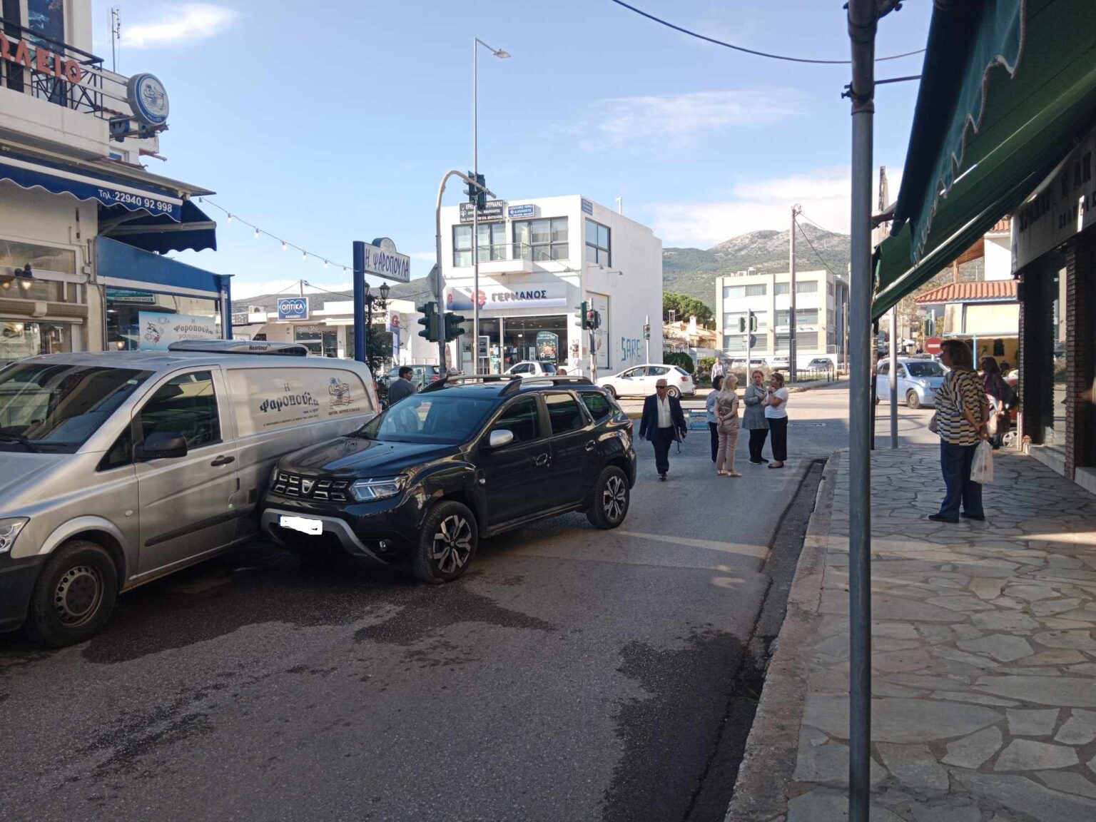 Το τροχαίο της χρονιάς στη Νέα Μάκρη: Αυτοκίνητο ΧΩΡΙΣ ΟΔΗΓΟ διέσχισε ...