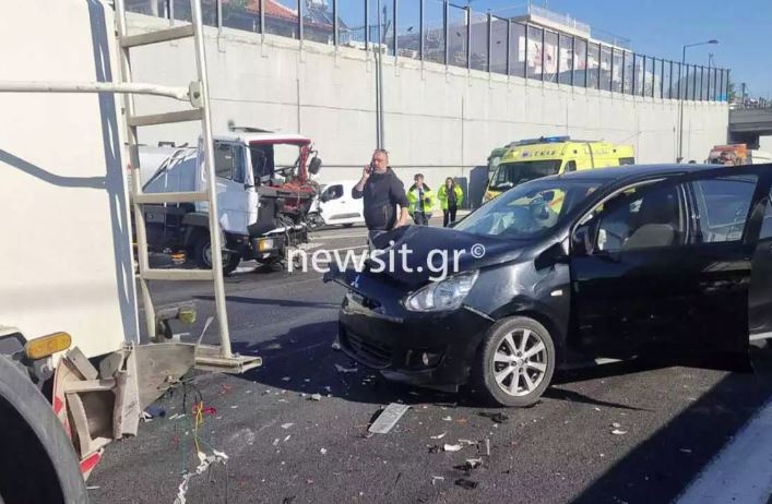 Τροχαίο με τραυματίες στην Αττική Οδό και εκτροπή οχημάτων στη ...
